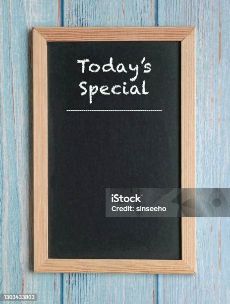 오늘의 스페셜 파란색 나무에 고립 된 칠판에 흰색 분필의 단어 공간을 복사합니다 0명에 대한 스톡 사진 및 기타 이미지 0명 개체 그룹 광고 Istock