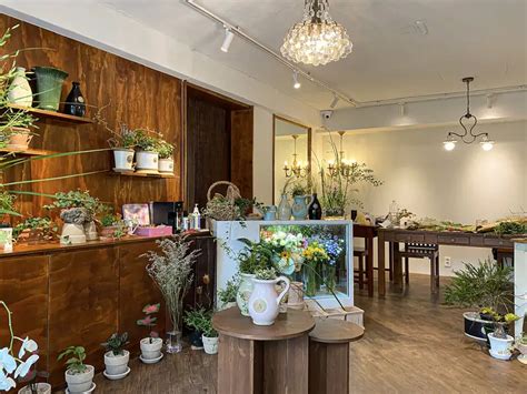짙은 우드톤 모던 빈티지 컨셉 9평 꽃가게 인테리어 서대문구 연희동