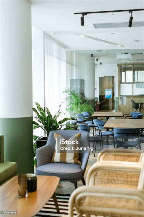 소파와 커피 테이블이 있는 공동 공간 사무실 커피 라운지 공간 인테리어 스톡 사진 비즈니스에 대한 스톡 사진 및 기타 이미지 비즈니스 로비 건축물 특징 모던 양식