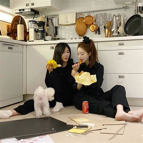 Min Kyung Kangs Feet