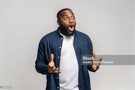 경외심 어린 표정으로 멀리 쳐다 보는 아프리카 계 미국인 남자에게 충격을주었습니다 걱정하는에 대한 스톡 사진 및 기타 이미지