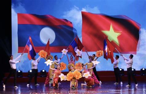 ຄ່ຳ ຄືນລາຍ ການ ສະ ແດງ ສິ ລະ ປະ ວັດ ທະ ນະ ທຳ ລາວ ທີ່ ພົ້ນ ເດັ່ນ ແລະ ເຂັ້ມ ຂຸ້ນ ໄປ ດ້ວຍ ນ້ຳ ໃຈ ມິດ