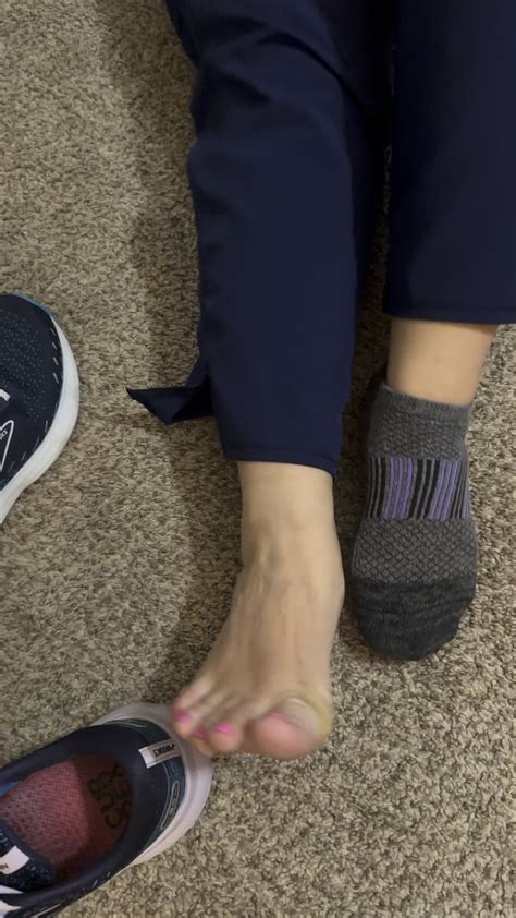 Who Wants To Smell My Socks R Sweatyfeets