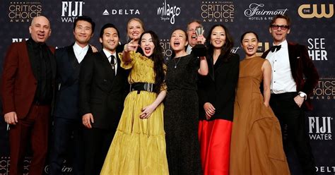 크리틱스 초이스 수상 환호하는 파친코 출연진