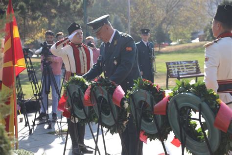 Делегација на Владата на Република Северна Македонија положи свежо цвеќе на споменикот на Гоце