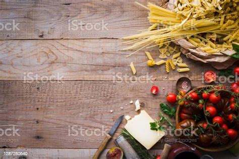나무 소박한 테이블에 다양한 파스타와 파스타를 만들기위한 추상적 인 배경 재료 이탈리아 음식 0명에 대한 스톡 사진 및 기타 이미지 Istock