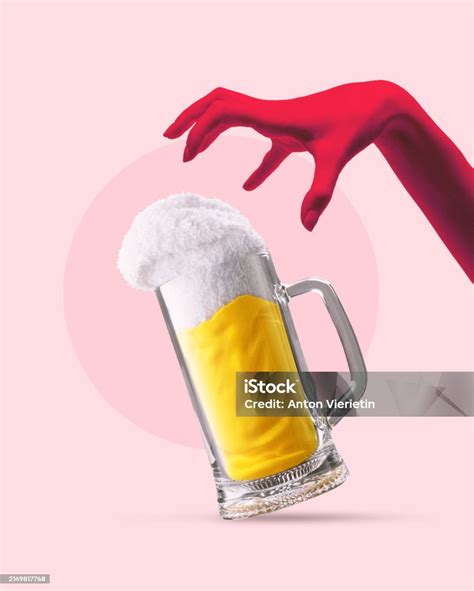 포스터 현대 미술 콜라주 긴 손톱을 가진 빨간 손이 맥주처럼 보이는 질감의 직물로 가득 찬 유리잔에 손을 뻗습니다 공예에 대한 스톡 사진 및 기타 이미지 Istock