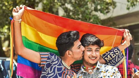 সমকামী বিবাহকে আইনি স্বীকৃতি দেওয়ার আবেদন জানিয়ে শীর্ষ আদালতে রুজু হয়েছিল মামলা চলতি মাসেই