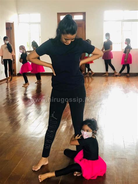 පොඩ්ඩෝ ගොඩකගේ ආදරේ මැද එයා ” ඡායාරූප පෙළක් නිසා එක රැයින් ජනප්‍රිය වුණු හැමෝම හෙව්ව ලස්සන