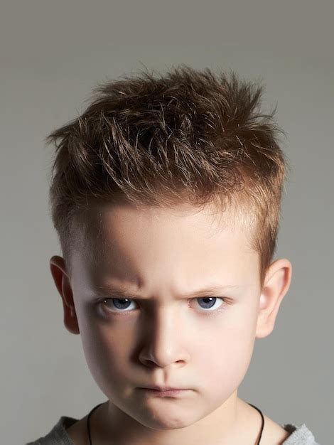 재미 있는 아이 찡그린 아이의 얼굴 프리미엄 사진