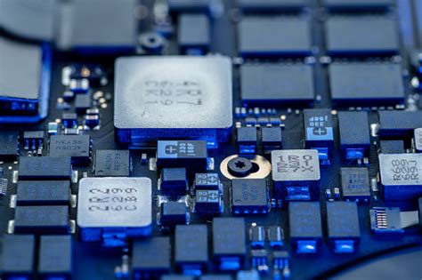 컴퓨터 회로 기판 마이크로칩 및 부드러운 파란색 네온 조명이 있는 기타 요소의 클로즈업 0명에 대한 스톡 사진 및 기타 이미지 0명 Cpu 개념 Istock