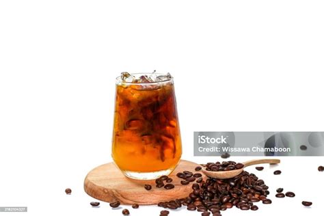 오렌지 주스와 아메리카노 아이스 커피의 그림과 유리 주위에 퍼진 커피 콩과 흰색 배경에 서빙 개념을 격리합니다 0명에 대한 스톡 사진 및 기타 이미지 Istock