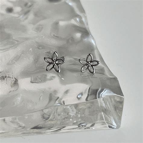 금지구역 뾰족라인꽃 피어싱 귀걸이 위시버킷