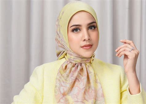 8 Rekomendasi Warna Jilbab Yang Cocok Untuk Baju Warna Kuning Buttonscarves