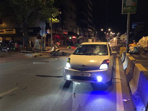 ម៉ូតូអ៊ែរប្ល៊ែដបុករថយន្តនៅត្រង់ផ្លូវបំបែកជាបួនបណ្តាលឱ្យរងរបួស២នាក់ សារព័ត៌មាន នគរវត្ត