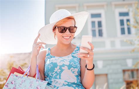 쇼핑백과 아름 다운 젊은 여자의 초상화 쇼핑 소비 라이프 스타일 개념 가계에 대한 스톡 사진 및 기타 이미지 가계 가방 거리 Istock