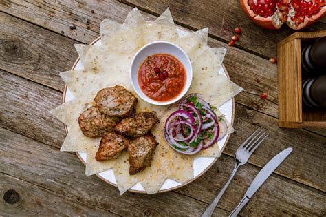 오래된 나무 테이블 상단보기에 양파와 토마토 볶은 송아지의 케밥 0명에 대한 스톡 사진 및 기타 이미지 0명 고기 구이 Istock