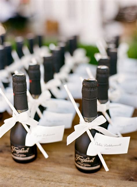 Mini Champagne Flesjes Als Bedankje Voor De Gasten Diy Bruiloft Inspiratie