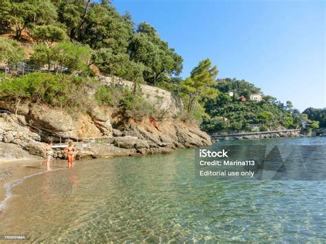 푸른 하늘과 바다 배경에 제노아의 포르토피노 근처 파라기로 알려진 해변 0명에 대한 스톡 사진 및 기타 이미지 0명 건물