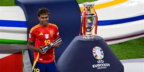 Іспанія Англія — Ямал показав голого Ольмо після перемоги у фіналі Євро 2024 — фото Nv