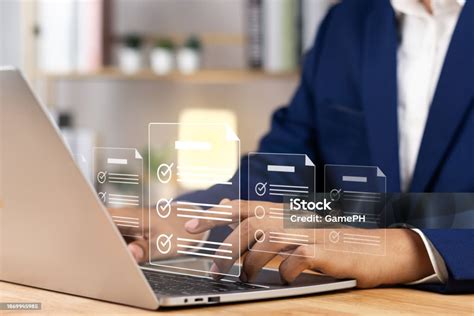 효율적인 업무 관리를 위한 체크리스트 노트북을 사용하여 온라인 체크리스트 설문조사를 수행하는 비즈니스맨 체크리스트에 표시 디지털