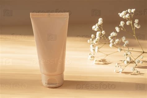 Фотография на тему Кремовая трубка на ярком солнечном бежевом фоне