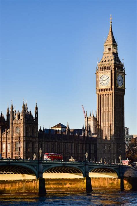 건축 고딕 스타일 관광 관광 명소 구름 나무 도시 도시 풍경 도시의 랜드마크 런던 문화 유산 봄 빅 벤 상징적인 세로 수도 수직 쐈어 스카이