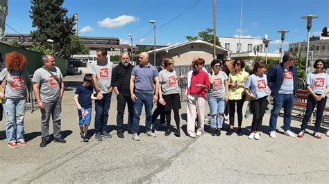 მთავარი არხის ჟურნალისტებმა ნიკა გვარამიას დამოუკიდებლობის დღე ციხესთან მიულოცეს