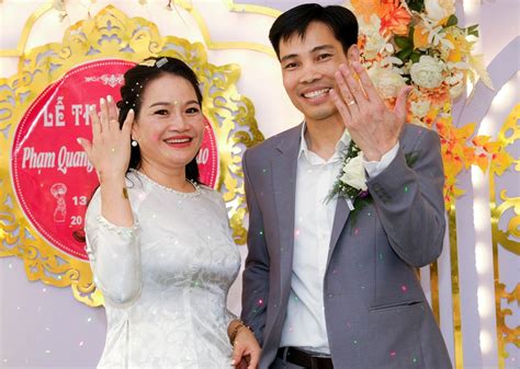 Mẹ lấy chồng mới con trai tuổi xung phong chụp ảnh cưới Đời sống ZNEWS VN