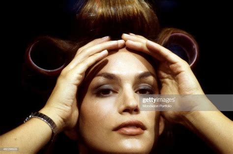 Close Up Of Cindy Crawford With Big Rollers On Her Hair The American Cindy Crawford Hair