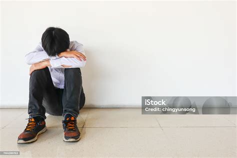 벽에 앉아 우울 남자와 바닥에 손에 머리 슬픈 사람 울음 소리 드라마 개념 가득 찬에 대한 스톡 사진 및 기타 이미지 가득 찬 개념 개념과 주제 Istock