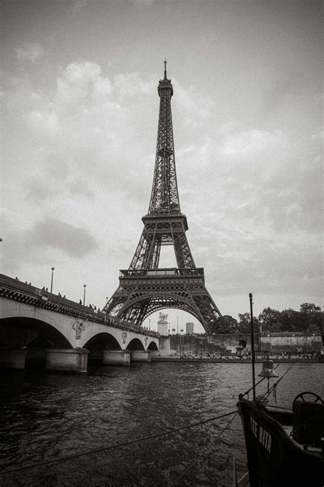 집 밖의 강 장면 건축 관광 구름 낀 하늘 낭만적 인 도주 높은 경치 다리 단철 도시 경관 도시 랜드 마크