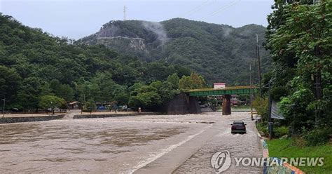 아슬아슬 침수된 도로 건너는 차량