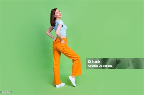 녹색 배경에 고립 된 빈 공간을 포즈를 취하는 멋진 쾌활한 여성의 전신 프로필 초상화 20 24세에 대한 스톡 사진 및 기타 이미지 20 24세 T 셔츠 가냘픈
