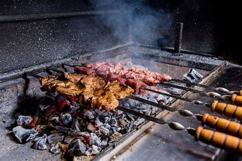 그릴에 맛있는 쇠고기와 돼지 고기 바베큐 그루지야어 레스토랑입니다 고기에 대한 스톡 사진 및 기타 이미지 고기 굽기 꼬챙이 Istock