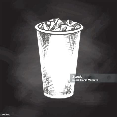 칠판 배경에 격리된 얼음이 있는 콜라 종이 유리의 손으로 그린 스케치 패스트 푸드 빈티지 그림입니다 라벨 포장 및 엽서 디자인을위한 요소 0명에 대한 스톡 벡터 아트 및