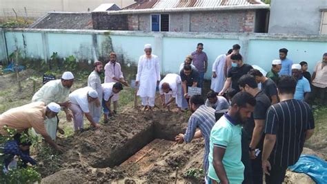famous film director sohanur rahman sohan was laid to rest next to his