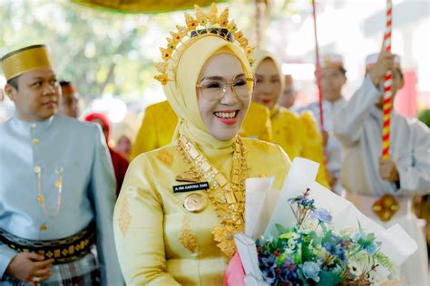 Cantik Bupati Barru Kenakan Baju Adat Bugis Di Puncak Hut Barru Ke 65