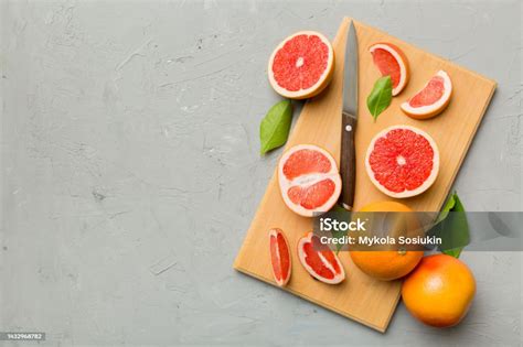 컬러 배경에 신선한 과일 자몽 슬라이스 맨 위 보기입니다 공간을 복사합니다 창조적 인 여름 개념 복사 공간이있는 최소한의 평평한 평지에감귤류의 절반 0명에 대한 스톡 사진