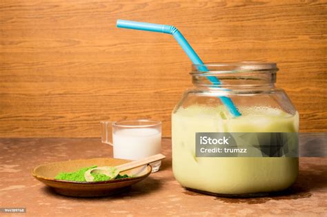 아이스 그린 티 갈색 그런 지 테이블에 우유와 아이스 녹차 0명에 대한 스톡 사진 및 기타 이미지 0명 건강한 식생활 동아시아 문화 Istock