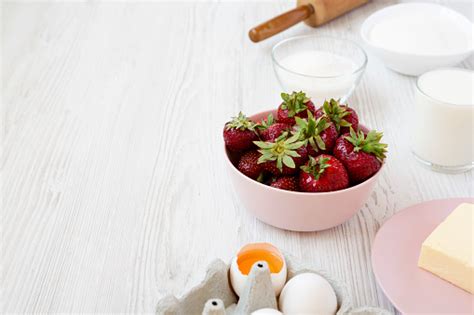 딸기 파이 성분 밀가루 계란 버터 우유 설탕 딸기 측면 보기 딸기 파이 또는 케이크를 요리 복사 공간 과일에 대한 스톡 사진 및