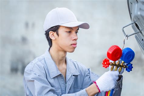 기술자는 자동차 에어컨 시스템 냉매 충전을 확인하고 수리공은 모니터 도구를 들고 자동차 에어컨 시스템을 점검하고 고정합니다 14