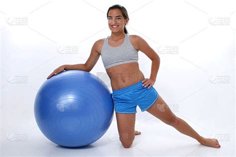 少女靠在健身球上