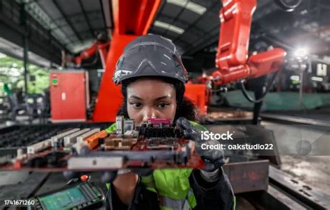 엔지니어는 성능 효율성 향상을 위해 실리콘 웨이퍼 Pcb 통합으로 로봇 팔을 개선합니다 Stem 주제에 대한 스톡 사진 및 기타 이미지 Stem 주제 감지기 개발