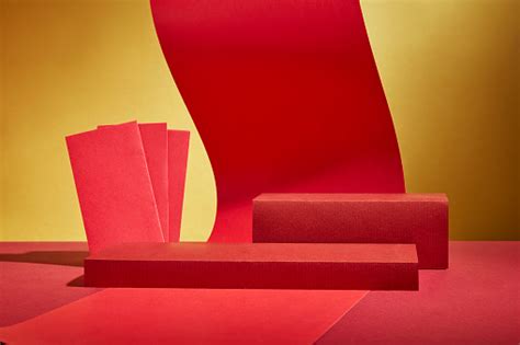 황금색 배경이 있는 음력 설날 사진 이미지입니다 빨간 종이 끈과 행운의 봉투의 정면 각도는 제품 프로모션을 표시하는 데 사용되는 일부 플랫폼을 장식하는 데 사용됩니다 0명에