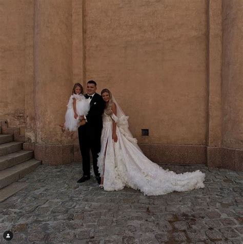 Відома блогерка розповіла як відгуляла весілля за понад чотири