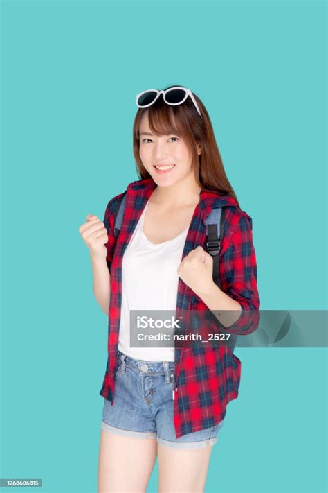 아름다운 초상화 젊은 아시아 여성은 자신감과 흥분 여름 휴가 고립 된 푸른 배경 배낭 여행 개념을 가진 모델 소녀 패션에 선글라스를 착용합니다 여름에 대한 스톡 사진 및