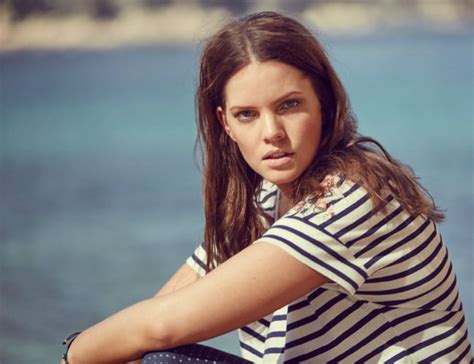 Las líneas mandan en el nuevo lookbook summer de Violeta by Mango Modalia es