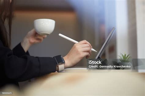 전문 그래픽 디자이너는 스타일러스 펜으로 태블릿 컴퓨터에서 디지털 스케치를 그립니다 프리랜서 일러스트레이터 여성이 커피를 마시고