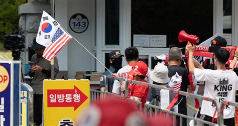 “한국의 윤석열” 보도하는 외국 뉴스들 참담한 헤드라인 속옷 모양부터 팬티 색깔까지 나라 망신이 따로 없다